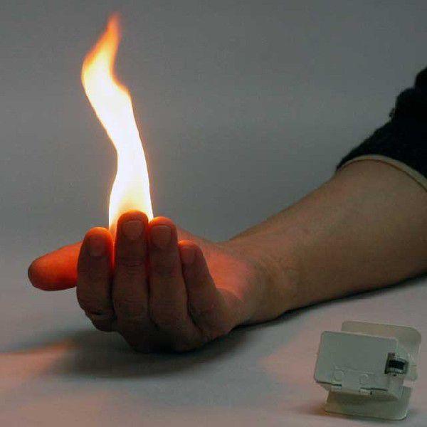 手の平から突然炎が燃え上がり、手から手へ炎が飛び移る？！