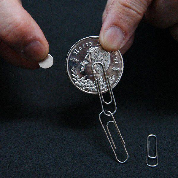 フーディニーコインの中にマグネットを埋め込んだ応用範囲の広いトリックコインです。ギミックコインのみ