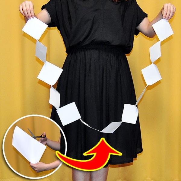 1枚の紙をバラバラに切りますが、いつの間にか繋がり、再びバラバラにしても繋がってしまいます。【和妻】