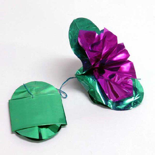 タルカラーの輝く楠玉から摘み取った１輪が色変わりする。（楠玉は別売）【取出】