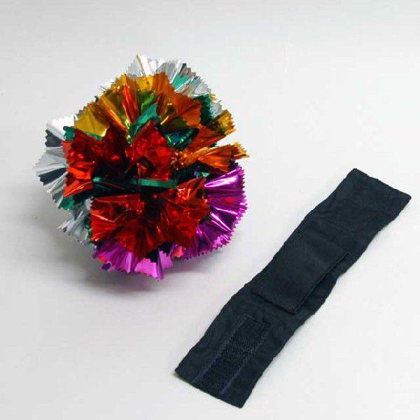 カラの両手を合わせて開くと、突然メタリックに輝く花束が出現する！【取出】【花】