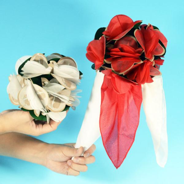 紙を巻いたコーンの中から、シルクと楠玉が次々と出現します！？【宴会】