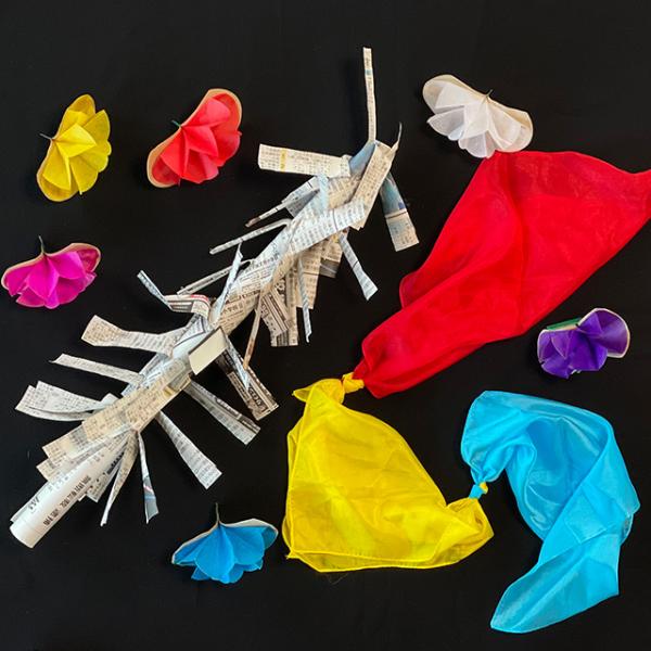 新聞紙の筒の中で３枚のシルクが自動的につながり、筒はツリーに変身？さらに、そこから花が出現！