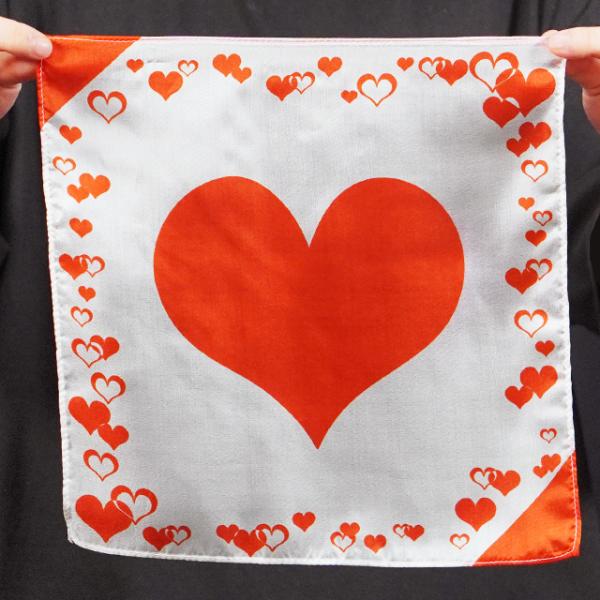 白地に赤いハートデザインの特製シルク。単独での使用はもちろん、紅白つながりの用具との併用も！【取出】