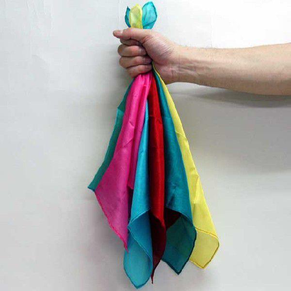 ４枚の異なった色のシルク（約30cm角）が４色染め分けの大型シルク（約60cm角）に変化！