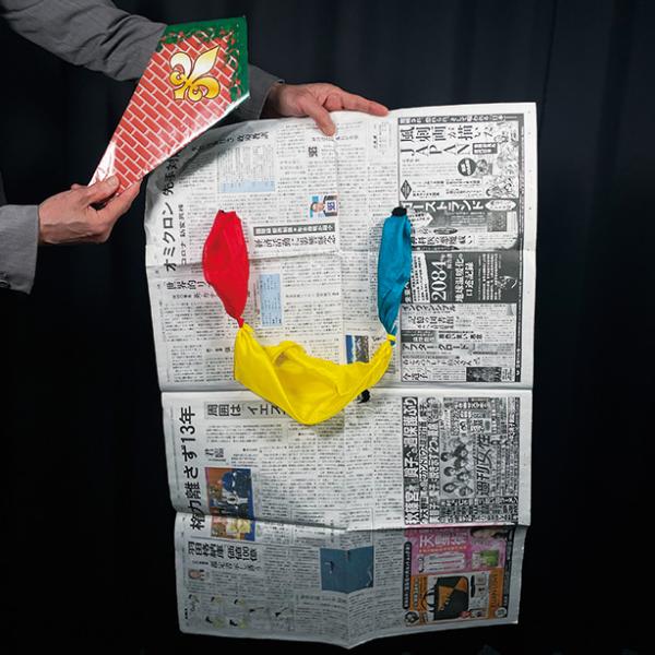 新聞紙からシルクが３枚出現し、さらにその１枚が消えて、残った２枚のシルクの間に飛行する！？