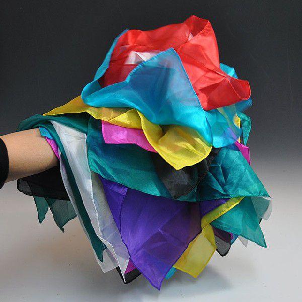 カラフルなシルクが次々と溢れるように出現する！約30 ｃｍ角と約45 ｃｍ角シルク各８枚ずつのセット