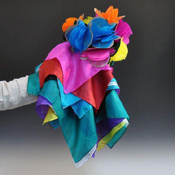 次々と泉のように湧き出たシルクの中心から、最後に「楠玉」が出現します。