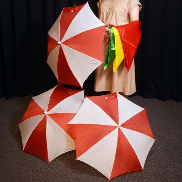 よく改めた３枚の大型スカーフから、紅白に色分けされたパラソルが3本も出現します。