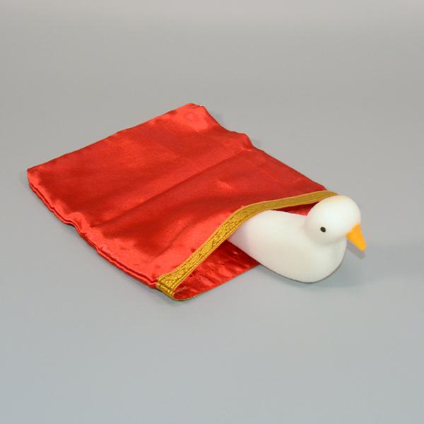 ジッパーで開閉できる布製の袋の内外をよく見せてから、袋の中から本物の生きた鳩が出現します！？