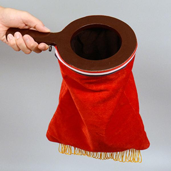 柄の付いた布製のバッグ。色々な品物の出現・消失・交換・フォース（強制）が自由自在！