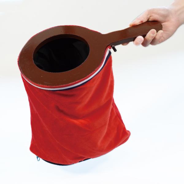 袋の中で３回変化ができて、底がジッパーで開く「チェンジングバッグ」