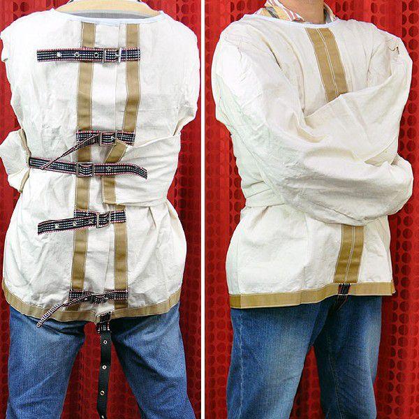 お客様にしっかり固定してもらった拘束衣から、素早く脱出してしまう！有名なエスケープマジック。