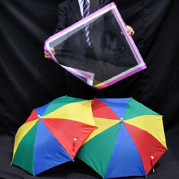 透明プラスチックシートを筒状に巻くと、中からカラフルなパラソルが２本も出現します。