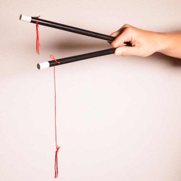 ２本のウォンドに、通った紐が、ウォンドを離しても見えない糸に操られてるかのように、動きます。【組立】【キッズ】