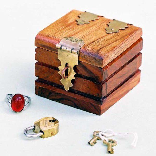 鍵を掛けて密閉した木製の小箱にコインや紙幣等が飛び移る！