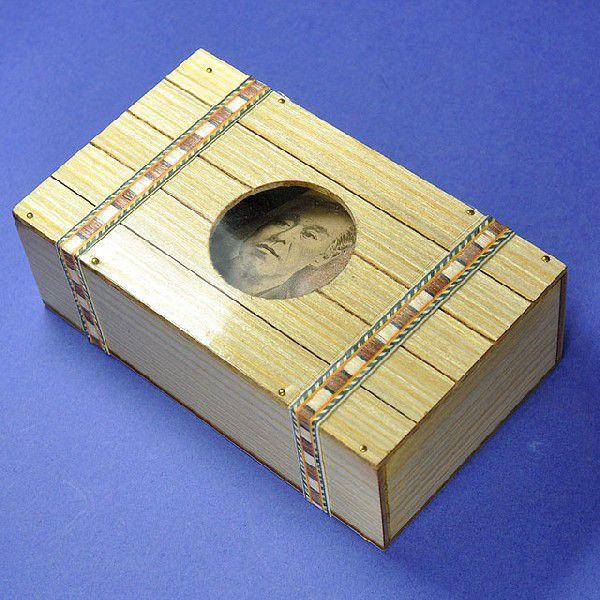 出入り口がないのに紙幣・指輪等が出入りする？マジックとパズルをミックスした不思議な小箱。