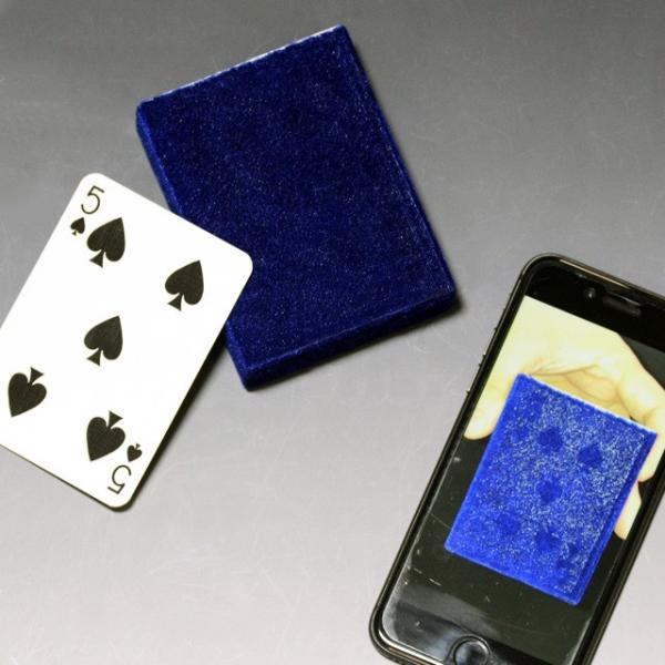 青い布でカバーされたケースをフラッシュ撮影すると、選んだトランプのマークと数が浮き出て見える！？