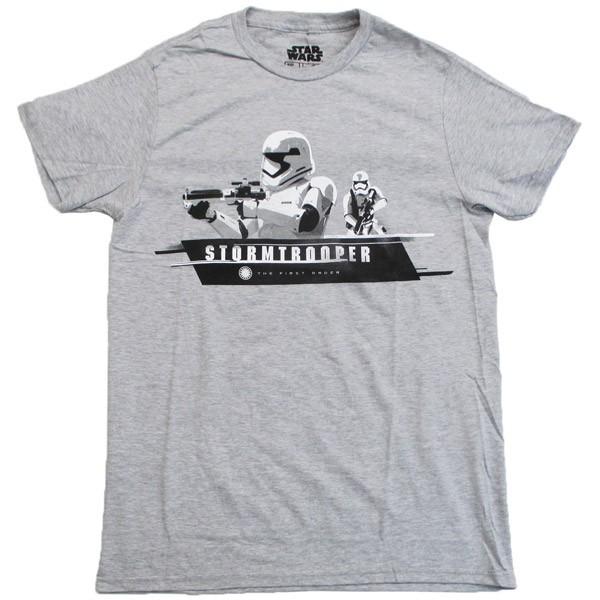 ストーム・トルーパーはEP7フォースの覚醒でも大挙して登場。そんなファーストオーダーのトルーパーがデザインされた直輸入Tシャツです。ブラスターを構えるポーズはメチャ決まっています。Tシャツに、室内着に、パジャマに、是非どうぞ！【ご注意】Tシ...