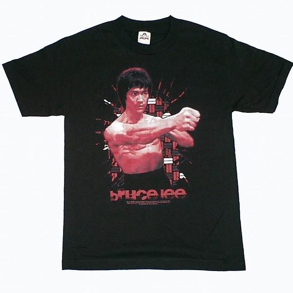 ブルース・リーの拳は強烈、ストレートパンチは、まさに The Shattering Fist．コットンの黒生地にブルースリーがデザインされた、アメリカから直輸入のレアTシャツです。【ブルースリー（BLUCE LEE）主演の代表作】燃えよドラ...