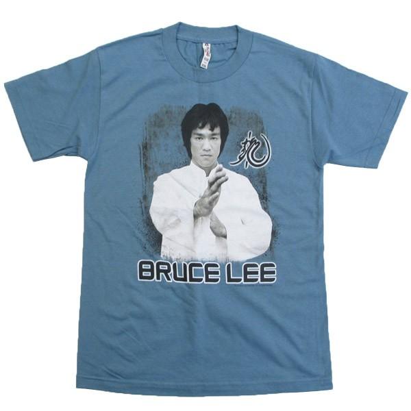 ブルースリー（BLUCE LEE）が白の道着姿でポーズを取り、一心に集中するさまがデザインされた人気Tシャツです。【ブルースリー（BLUCE LEE）主演の代表作】燃えよドラゴン、死亡遊戯、ドラゴンへの道、ドラゴン怒りの鉄拳など【ご注意】T...