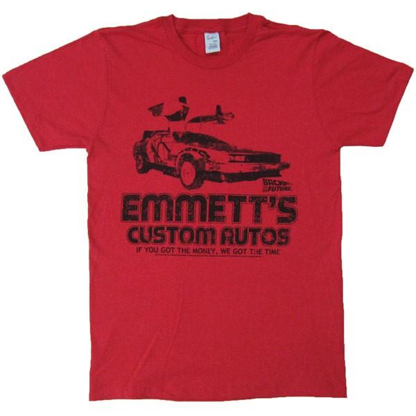 Emmett's Custom Autosのロゴがアクセント、ドアを上に跳ね上げたデロリアンもいい感じ。SF映画「バックトゥザフューチャー」のライセンスTシャツです。バックトゥザフューチャー2で設定された未来は2015年。実際に過ぎ去ってみ...