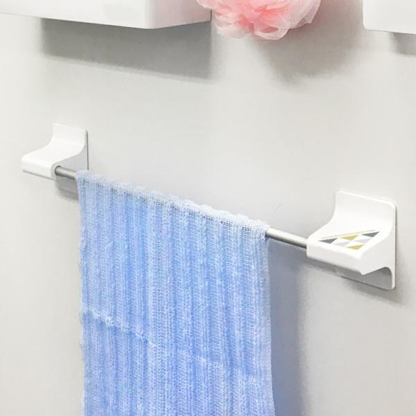 幾何学模様デザインはシンプル＆スタイリッシュ♪お風呂の壁面や冷蔵庫など、磁石のつく面に使えるマグネット浴用タオルハンガーです。マグネットタイプなので付け外しが何度でもでき、位置調整が簡単にできます。浴室の壁を傷付けにくく、サビないラバーマグ...