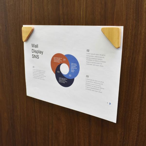 書類の四隅を留められる、三角型マグネットメモ留め。1パック4個入り。サイズ（1個）：幅43×高さ43×奥行9mm　1パック4個入り重さ（1個）：10g目安保持枚数（1個）：A4用紙約4枚（※磁石がつく壁装材『ピタバンSSタイプ』に吸着させた...