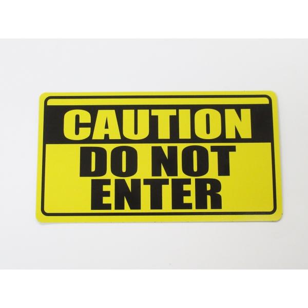 『CAUTION DO NOT ENTER』 立入禁止 注意 のマグネットシートです。 英語表記なので、日本人のみならず海外・外国人の人にも理解しやすいです。立入禁止の場所の表示や危険な場所の警告、セキュリティ対策、防犯対策用としてご使用で...