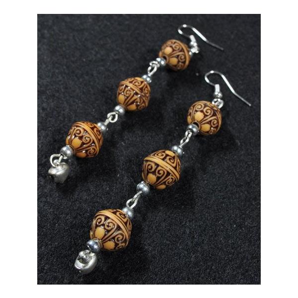 インド製のリーズナブルなファッションピアスです。エスニックファッションにぴったり。ハワイアンやラテン系など、南国っぽい夏向けファッションにもよく合います。。* サイズ / 縦 約8.2cm（フック部分含まず） × 横 約1.2cm* 素材 ...