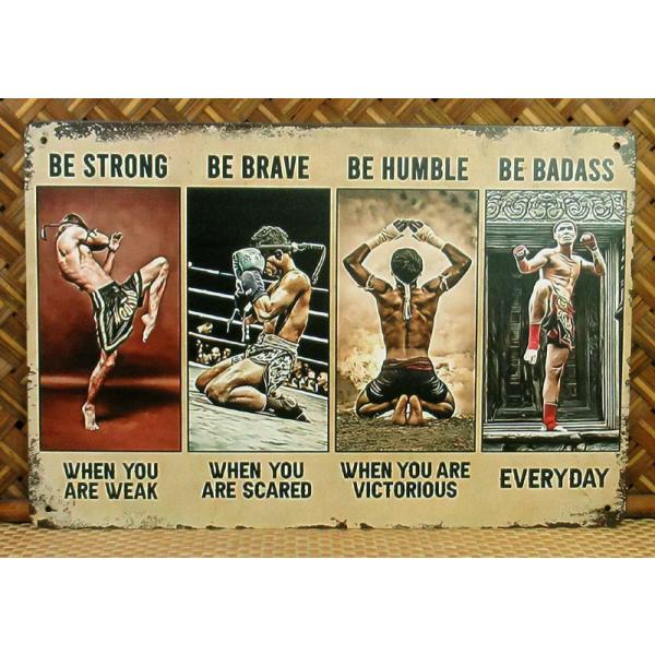 ムエタイのミニブリキ看板です弱気になるな、強くあれ恐れをなすな、勇気を持て驕れるな、謙虚であれ常にかっこよくあれと書かれています（意訳）四隅に穴が開けられており、紐や針金を通したり、また釘や押しピンを挿せるようになっています耐光性はあまりあ...