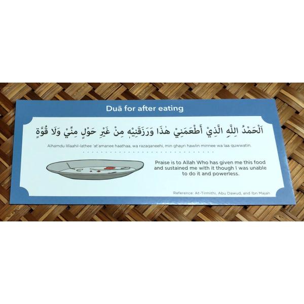 アラビア語が書かれたステッカーです。アラビア文字とラテン文字転写、そして英訳文が書かれています。Alhamdu lillaahil-lathee 'at'amanee haatha, wa razaqaneehi, min ghayri h...