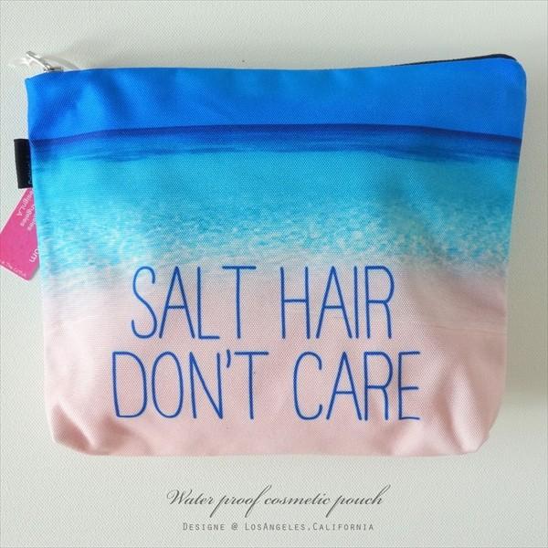 LAから最新ラインが日本初上陸！　カラフルでアイキャッチーなウォータープルーフのコスメティッククラッチ/ポーチです。高耐久ジッパー、ちら見えするインナーにはピンクのアクセントカラー、と機能性とデザイン性を高い次元で両立しています。カジュアル...