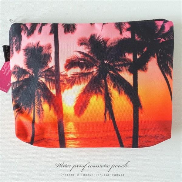 LAから最新ラインが日本初上陸！　カラフルでアイキャッチーなウォータープルーフのコスメティッククラッチ/ポーチです。高耐久ジッパー、ちら見えするインナーにはピンクのアクセントカラー、と機能性とデザイン性を高い次元で両立しています。カジュアル...