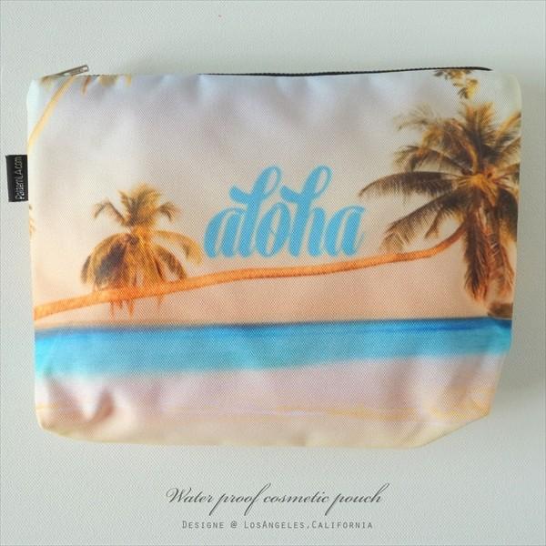 LAから最新ラインが日本初上陸！　カラフルでアイキャッチーなウォータープルーフのコスメティッククラッチ/ポーチです。高耐久ジッパー、ちら見えするインナーにはピンクのアクセントカラー、と機能性とデザイン性を高い次元で両立しています。カジュアル...