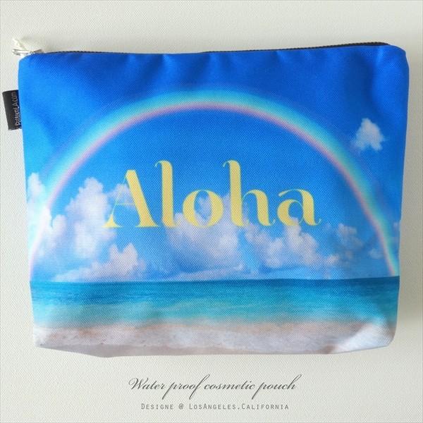 LAから最新ラインが日本初上陸！　カラフルでアイキャッチーなウォータープルーフのコスメティッククラッチ/ポーチです。高耐久ジッパー、ちら見えするインナーにはピンクのアクセントカラー、と機能性とデザイン性を高い次元で両立しています。カジュアル...