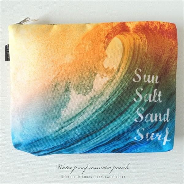LAから最新ラインが日本初上陸！　カラフルでアイキャッチーなウォータープルーフのコスメティッククラッチ/ポーチです。高耐久ジッパー、ちら見えするインナーにはピンクのアクセントカラー、と機能性とデザイン性を高い次元で両立しています。カジュアル...