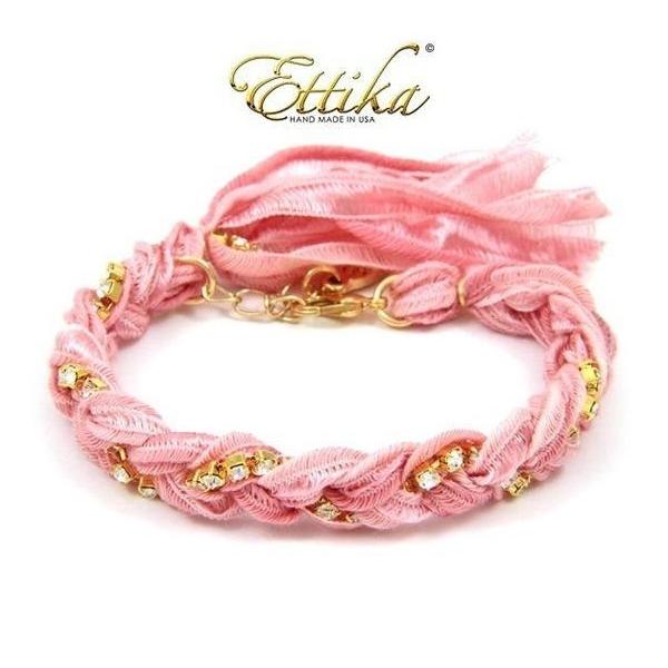 優しい「ローズピンク」カラーのヴィンテージコットンブレスレットです。サイズ：約6.5インチ＋1インチ（調整用）＝約16.5cm＋2.5cm（調整用）『 Ettika / エティカ 』は、EttieとJoey Rafaeliのふたりのデザイナ...