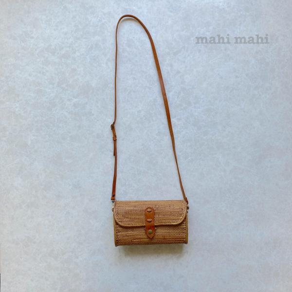 ちょこっとお出かけミニポーチ♪スマホショルダーにも◎◆留め具部分ボタンタイプ＊内布のカラー別に在庫種類表示しております。 ◎ブラックどんなスタイルにも合わせやすいシンプルなブラック◆シックでクールな定番カラーです♪◎ライトグレーライトグレー...