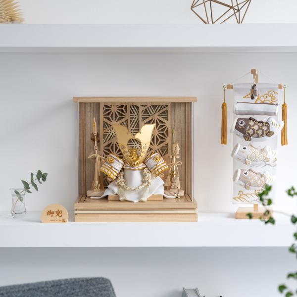 細かな造形にこだわりと美しさがあり、リーズナブルでバリエーション豊富な清秀の兜。通常の兜に加え、着用兜、ケース用兜など全国シェアNo.1。兜は白と金色のモダンな配色。鍬形には牡丹の透かしが施されとってもお洒落。左右の吹き返しには牡丹の金具に...