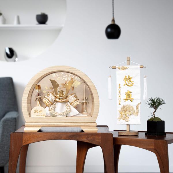 細かな造形にこだわりと美しさがあり、リーズナブルでバリエーション豊富な清秀の兜。通常の兜に加え、着用兜、ケース用兜など全国シェアNo.1。兜は合わせ鉢風の仕様で金とベージュを基調とし高級感があります。左右の吹き返しには蔦柄の印伝と洋花の金具...