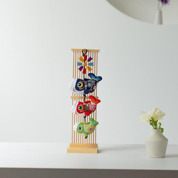 丸みを帯びたシルエットが可愛らしく、温かみが感じられる鯉のぼりです。五月人形の横に一緒に飾る脇飾りとしても華やかでおすすめです。ナチュラルなスタンドは子供部屋やお洒落なリビングなど、どんなお部屋にも馴染みます。※手作り品のため、模様の出方な...