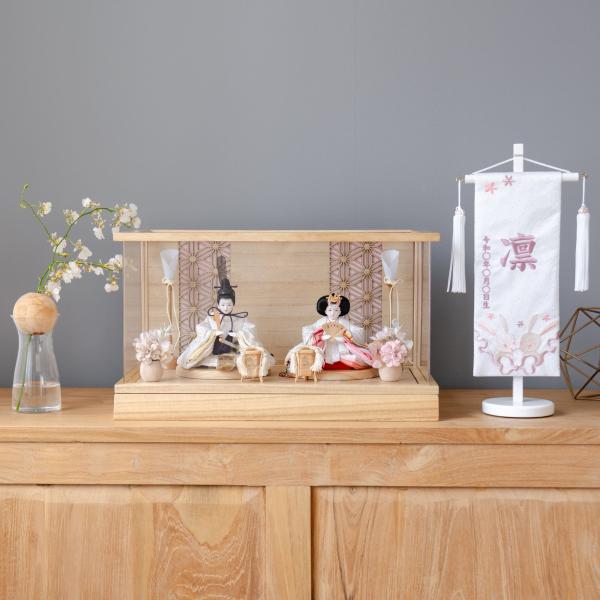 江戸時代から続く最古の老舗、「顔がいのち」で有名な吉徳大光のお人形。顔は伝統的で丸みのある優しいお顔。衣装は白ベースに金銀糸を織り交ぜて小桜柄を出した京都西陣織。肩や袖、姫の裾幅がきっちり揃っているところが仕立ての良いお人形である証拠です。...