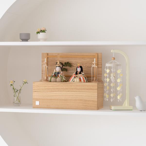 木目込み人形界を代表する江戸木目込人形の伝統工芸士「木村一秀」作のお人形です。顔は描き目で子供のような柔らかい表情。京友禅ちりめんの衣装です。友禅染で牡丹柄が描かれており、金彩加工で金の縁取りがされています。飾台は箱になっていて中にお人形と...