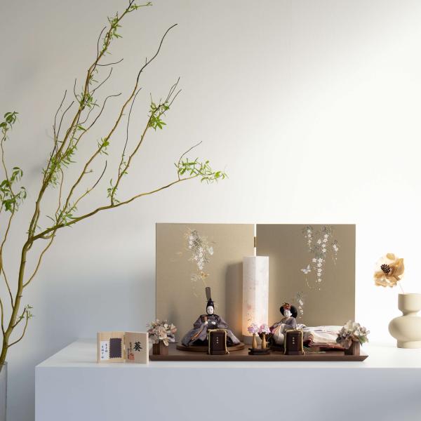 スキヨ人形 柴田家千代作の人気シリーズ「葵」のお人形。淡いグレーのサテン生地にアクリル絵の具で手描きの桜が入った衣裳のお人形。絵師 加藤博子さんの手描き桜。シンプルでありながら生命の息吹を感じる美しい絵です。お顔はおぼこ風ながら品があり、見...