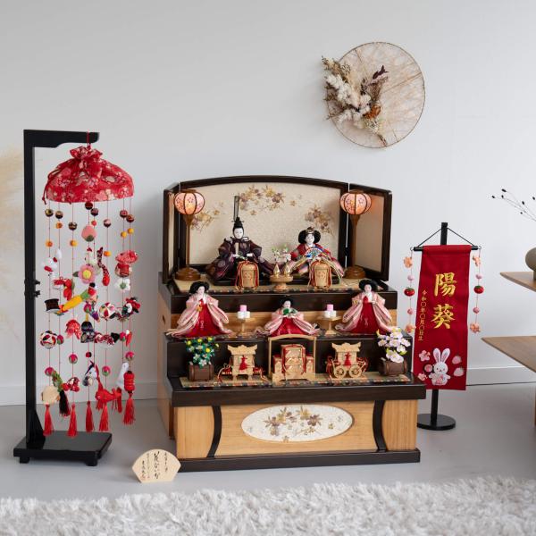 「人形は顔がいのち」で有名な吉徳大光のお人形。実際当店でもお顔を重視されているお客様からの支持率がダントツ一番。丸顔で京風美人なお顔。衣裳は殿は有職色として定番の紫と赤。紺、黄色、緑などの花小紋が上品です。小ぶりながらラインが綺麗なお人形で...