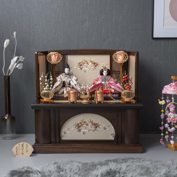 「人形は顔がいのち」で有名な吉徳大光のお人形。実際当店でもお顔を重視されているお客様からの支持率がダントツ一番。すっきりとして綺麗な顔立ち。唐草模様が綺麗な衣装。殿はベージュ、姫はピンクという春らしい組み合わせ。姫の襟や袖の十二単のピッチが...