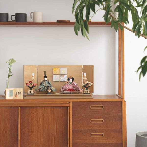 スキヨ人形 柴田家千代作の人気シリーズ「結」のお人形。鶯色と淡いピンクの正絹衣装に金刺繍が施された上品なお人形！お顔はおぼこ風ながら品があり、見ていて飽きない愛嬌があります。飾台は柔らかい印象の白木色。屏風には京都金彩工芸による箔のレリーフ...