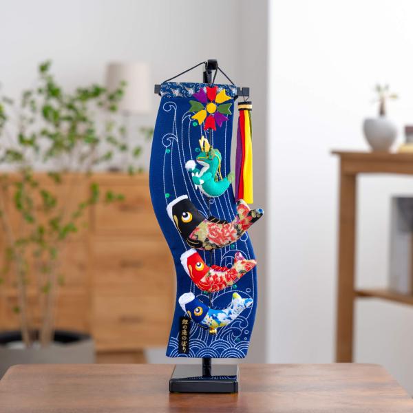 鯉が滝を上って龍に成る(出世する)という「登竜門の伝説」から、鯉や龍が出世の象徴とされているため、鎧兜や五月の飾りには龍が多様されています。この吊るしはまさにそんなワンシーンを形にしたお飾りです。背景の滝は、流れる水を表現した刺繍とキラキラ...