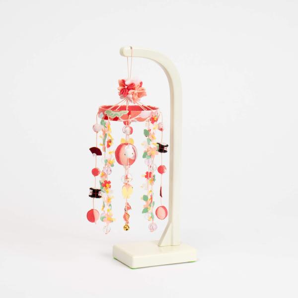 お雛様と一緒に飾れる可愛い吊るし雛です。ひな人形に添えて飾ってお部屋を華やかに演出できます。※手作り品のため、模様の出方など写真と若干異なる場合がございます。あらかじめご了承ください。【つるし雛について】江戸時代において、高価な雛飾りを購入...